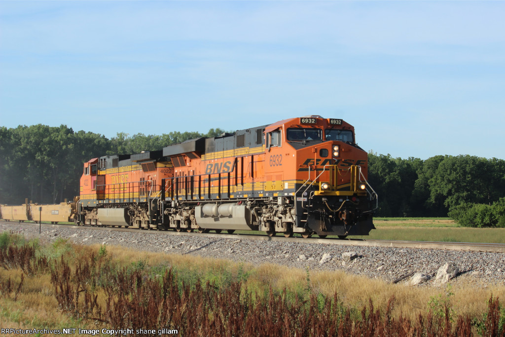BNSF 6932 leads a baretable into elsberry to tie down the train for the day.